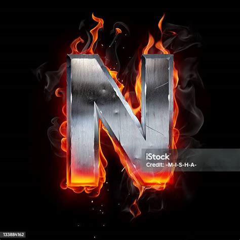 Huruf Logam N Terbakar Dalam Api Dengan Latar Belakang Hitam Foto Stok