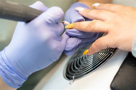 라일락 라텍스 장갑의 매니큐리스트는 뷰티 살롱에서 고객에게 노란색 젤 광택을 제거합니다 2명에 대한 스톡 사진 및 기타 이미지 2명 고객 기계 부분 Istock