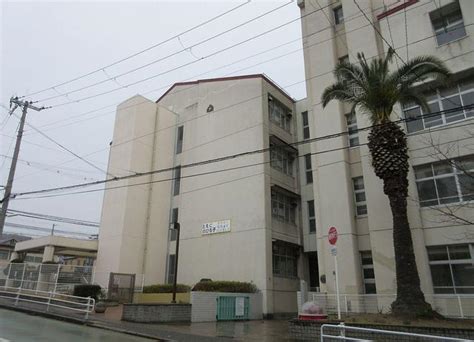 年輕男老師遭受校園欺凌震驚日本社會，被同事強迫吃辣喝剩菜湯 每日頭條