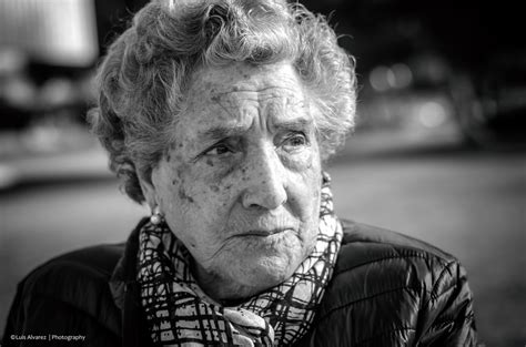 무료 이미지 남자 집 밖의 창조적 인 검정색과 흰색 화이트 카메라 사진술 시티 초상화 렌즈 수확고 니콘 검은 단색화 플리커 Bw 솔직한