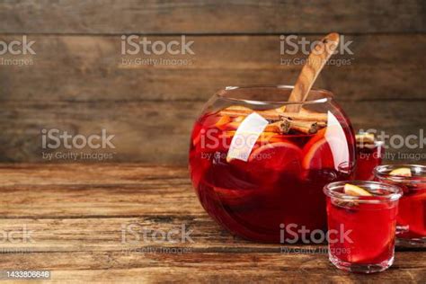 나무 테이블에 맛있는 향기로운 펀치 음료의 안경과 그릇 텍스트를 위한 공간 0명에 대한 스톡 사진 및 기타 이미지 0명 가을 감귤류 과일 Istock