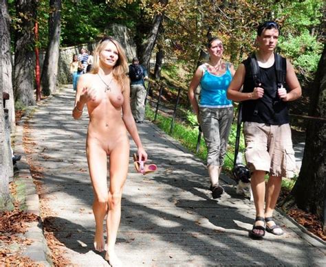 Foto De Nude Lass Walking On Public Pathway