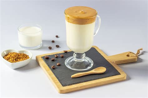 차가운 달고나 커피 흰색 배경에 유리 컵에 인스턴트 커피 설탕 우유로 만든 트렌드 한국 음료 0명에 대한 스톡 사진 및 기타 이미지 Istock