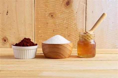 꿀 병 및 나무 그릇에 설탕과 코코아 나무 테이블에 세라믹 그릇에 나무 꿀 디퍼 가루로 빻은에 대한 스톡 사진 및 기타 이미지