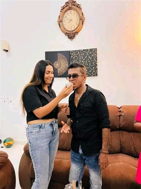 හදවතේ ගායකයාට සුබම සුබ උපන්දිනයක් දසතින් ගලා ආ සුබපැතුම් මැද පවුලේ අයත් එක්ක උපන්දිනය සැමරූ