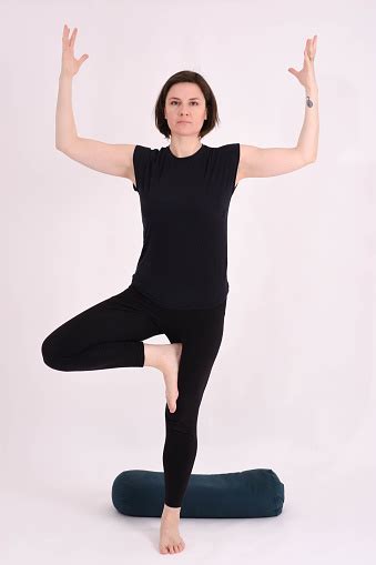 요가 교사는 그녀의 참가자를위한 아사나 공연 흰색 배경에 스튜디오에서 사진을 찍기 갈색 머리에 대한 스톡 사진 및 기타 이미지 갈색 머리 건강한 생활방식 공연자