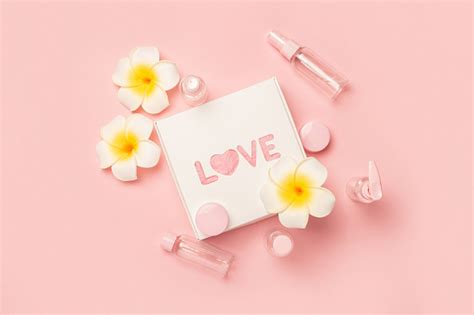 화장품 꽃 파스텔 핑크 배경에 사랑이라는 글과 함께 선물 상자를 위한 빈 튜브 플랫 레이 상단 보기 배너 깨끗한에 대한 스톡 사진 및 기타 이미지 Istock