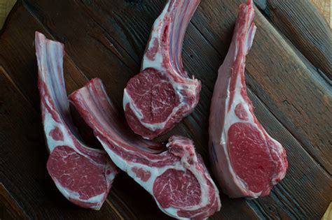 돼지 고기 갈비 정육점 상점에서 나무 정육점 블록에서 찍은 생 고기 고기의 고전적인 미국 정육점 컷 스테이크 쇠고기 갈비 필레 미뇽 돼지 갈비 돼지 허리 리브 아이 양고기