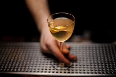 스틸 바 카운터에 있는 유리 위에 투명 한 노란색 칵테일을 제공 하는 바텐더 바텐더에 대한 스톡 사진 및 기타 이미지 바텐더 손 각얼음 Istock