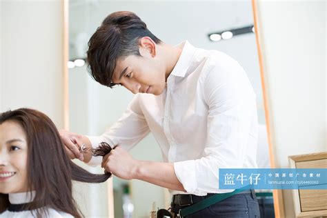 理发师给顾客理发 蓝牛仔影像 中国原创广告影像素材