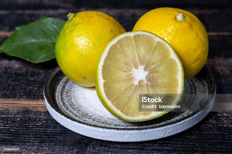 얼 그레이 티 의학 및 스파 트리트먼트에 사용되는 신선한 잘 익은 베르가못 오렌지 과일 향기로운 감귤류 0명에 대한 스톡 사진 및 기타 이미지 Istock