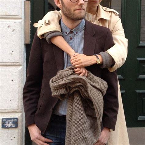 Jangyoonju 작은 파티가 열렸다 춤을 추는 시간 여자는 구석진 자리에 혼자 앉아 있었다 한 남자가 다가와 여자에게 말을 걸었다 혼자 있고 싶은 건가요