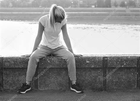 Блондинка подросток отдыхает после тренировки на открытом воздухе 84246518 Ларасток