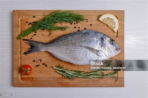 나무 절단 보드에 후추 레몬 로즈마리 체리 토마토와 신선한도 라도 생선 꼬리에 대한 스톡 사진 및 기타 이미지 꼬리 낚시 딜 허브 Istock