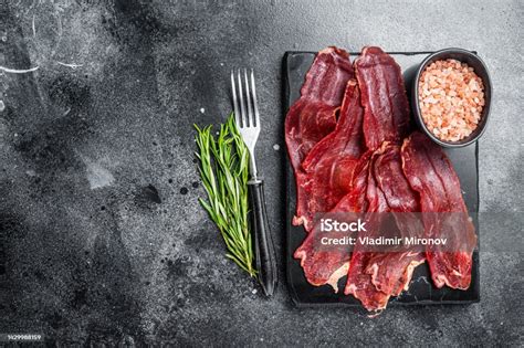 터키 얇게 썬 파스타 라미 대리석 보드에 향신료가있는 말린 쇠고기 고기 검은 배경 상단 보기 공간 복사 0명에 대한 스톡 사진 및 기타 이미지 Istock