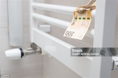 난방 비용 욕실 라디에이터 200 Pln 지폐 폴란드 에서 전기 및 가스 가격 라디에이터에 대한 스톡 사진 및 기타 이미지 라디에이터 차량 라디에이터 폴란드 즈워티