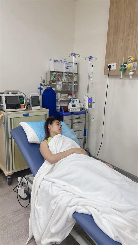 √ តារាចម្រៀង ពេជ្រ សូលីកា ដួលសន្លប់ពេលកំពុងសម្តែងបទចម្រៀងសម្រាប់ព្រឹត្តិការណ៍ស៊ីហ្គេមលើកទី៣២