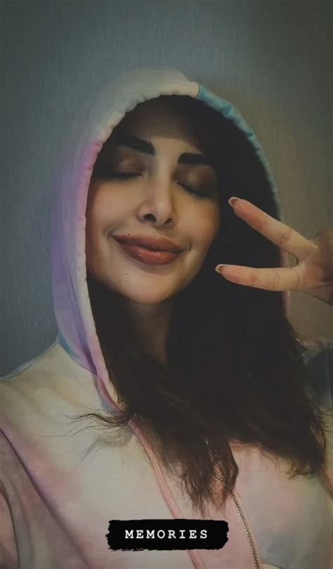 Sabeeka Imams New Gorgeous Pictures In Western Wear Reviewitpk