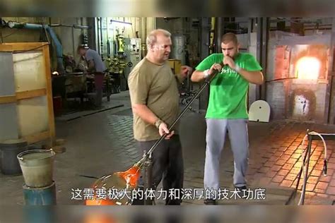 玻璃是如何吹制出来的先把玻璃吹成气球形状，再加热将玻璃烫平玻璃气球形状