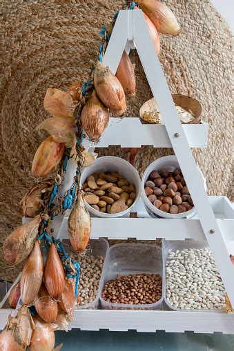 콩과 식물과 견과류를 곁들인 수제 가을과 겨울 식료품 저장실 콩 병아리콩 아몬드 헤이즐넛 밤 호박씨 양파가 든 선반 건강 식품