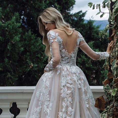 13798 모던한 긴 소매 웨딩 드레스 볼 가운 섹시한 보트넥 아플리케 신부 가운 레이스 백리스 버튼 얇은 명주 그물 로브 드 마리 웨딩 드레스