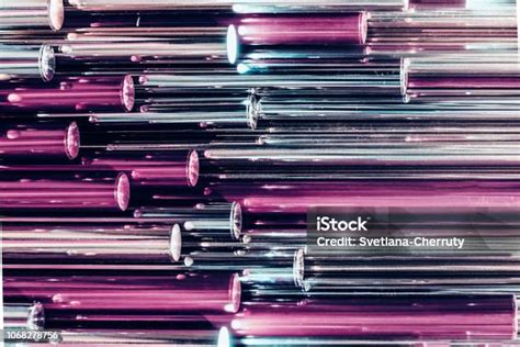 화려한 바이올렛 홀로그램 금속 튜브 질감으로 무지개 빛깔의 배경 화면입니다 금속 표면 유행 디자인입니다 추상적인 배경입니다 0명에 대한 스톡 사진 및 기타 이미지 Istock