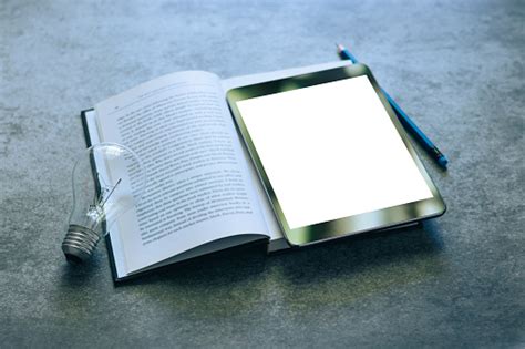 복사 공간이있는 교과서 노트북 연필 및 전구가있는 빈 화면 태블릿 비즈니스 공부 온라인 학습 과정 또는 E러닝의 교육 개념 웨비나를 통해 집에서 일합니다 0명에 대한 스톡