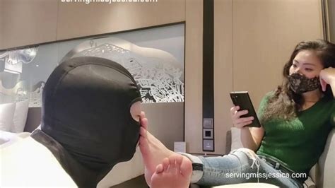 M男 給香港女王 舔腳，是個下賤乖小奴 全片： Servingmissjessica Com Jessflix Xxx Mobile Porno Videos And Movies