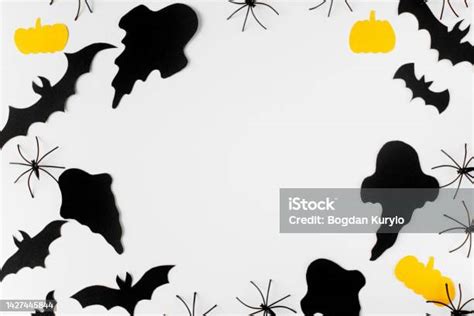 할로윈 검은 유령 거미 박쥐 및 노란색 호박 장식이 흰색 배경 플랫에 놓여 있습니다 즐거운 할로윈 보내세요 텍스트 공간이 있는 카드 템플릿입니다 세련된 최소한의 구성 10