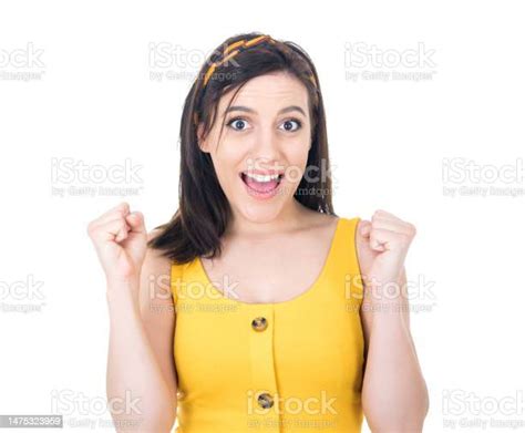 하얀 배경에 고립 된 주먹과 이빨을 가진 흥분 한 여성 예 개념입니다 좋은 소식 기뻐하는 여성 축하 20 24세에 대한 스톡 사진 및 기타 이미지 Istock