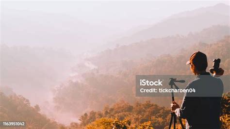 웹 배너 와 파노라마 지구의 날과 환경 관리 여행 개념 사진 작가 남자 동안 사진 촬영 동안 열대 숲의 아름다운 풍경 안개와 층 산 배경의 부드러운 초점 개념에 대한 스톡