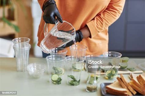 음료를 제공하는 레모네이드 잔에 탄산수를 붓는 카페 직원 35 39세에 대한 스톡 사진 및 기타 이미지 35 39세 가정 생활 가정 주방 Istock