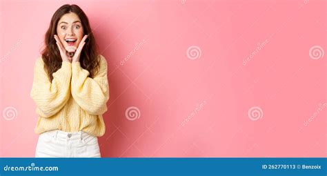 Entusiasmada Y Hermosa Chica Mirando Sorprendida Y Sorprendida Cogiendo