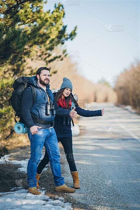 在山路上的徒步旅行者