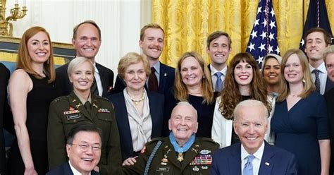 문 대통령 훈장수여 가족과 기념촬영