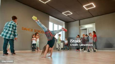 브레이크 댄스 댄스 스튜디오에서 안무 수업을 하는 동안 그녀의 손에 서있는 어린 소녀의 전체 길이 초상화 브레이크 댄싱에 대한 스톡 사진 및 기타 이미지 Istock
