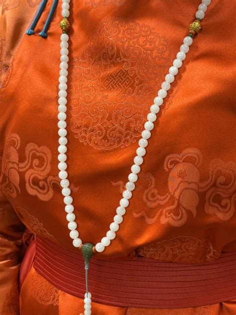 Misu Цагаан Хаш Далайн шүр болон 750тай Алтан тоногтой Үнэ 2 000 000₮ 🤍🤍🤍Цагаан хаш чулуу нь