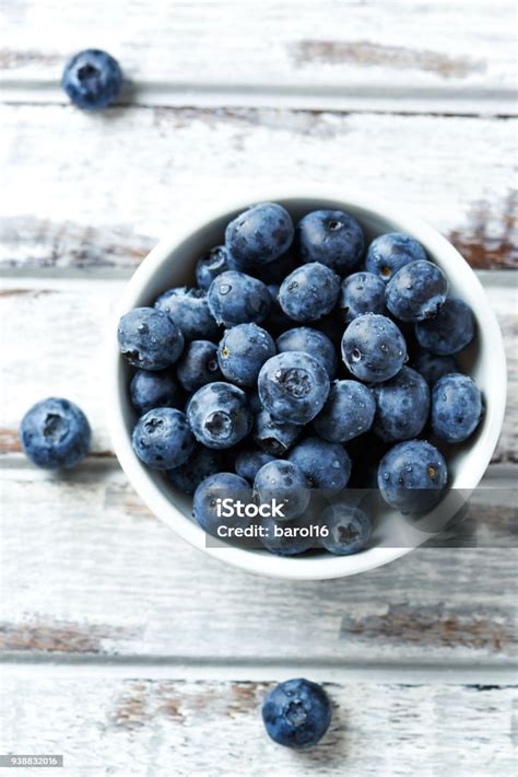 블루베리 블루베리 신선한 베리 딸기 월 귤 나무속 블루베리 흰색 바탕에 작은 세라믹 그릇에 제공 됩니다 빌베리 과일에 대한 스톡 사진 및 기타 이미지 Istock