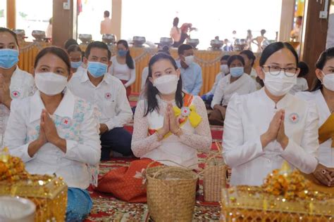 សម្តេចកិត្តិព្រឹទ្ធបណ្ឌិត ប៊ុន រ៉ានី ហ៊ុនសែន ចាត់មន្ត្រី នាំយកត្រៃ និងបច្ច័យ នៃអង្គកឋិនទាន