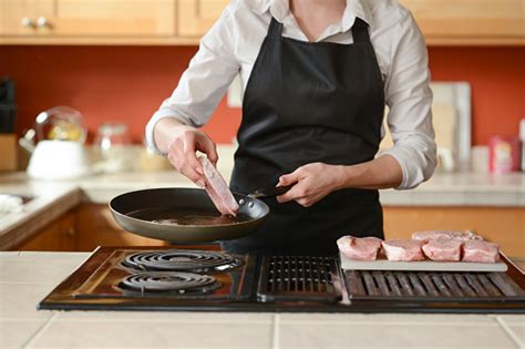 요리사는 주방에서 신선한 돼지고기 스테이크 가정 요리 메뉴를 준비 합니다 요리 조리법 레스토랑 메뉴 맛 있는 음식 고급 요리에 대한 스톡 사진 및 기타 이미지 Istock