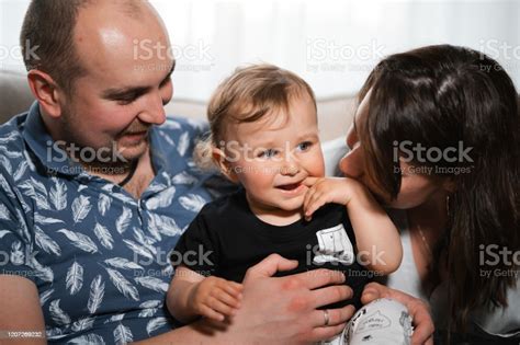 가족 가치 어머니와 아버지는 실내 아기 아이 와 함께 연주 파란색과 회색 홈 웨어와 자신의 아들 흑백을 입고 부모 행복 미소 사람들 가정의 방에 대한 스톡 사진 및 기타