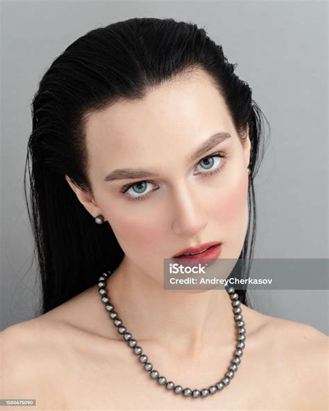 파란색 직물 배경에 하얀 드레스를 입은 여자의 아름다운 초상화 벌거벗은 어깨 관능에 대한 스톡 사진 및 기타 이미지 관능 귀여운 눈 신체 부분 Istock