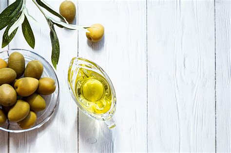 흰색 나무 테이블에 올리브 오일과 녹색 올리브 그릇 현대 의 미니멀 한 정물 오일과 올리브 올리브 가지와 복사 공간을 유리 그릇 0명에 대한 스톡 사진 및 기타 이미지