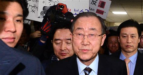 학생들의 항의 받으며 이동하는 반기문