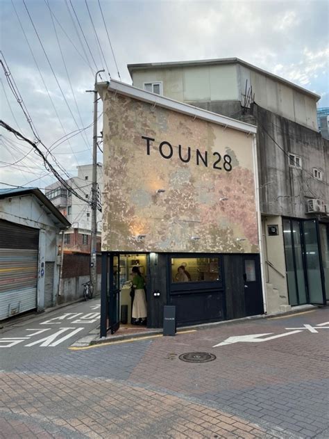 톤28 첫 매장 ‘톤28 라이브러리 성수 오픈 진행