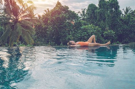 젊은 여자는 무한대 수영장 우 붓 발리의 가장자리에 서 서 30 39세에 대한 스톡 사진 및 기타 이미지 30 39세 관광 리조트 녹색 Istock