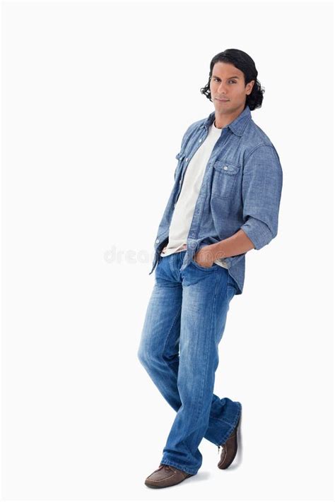 Mann Der an Einer Wand Sich Lehnt Stockbild Bild von voll glück
