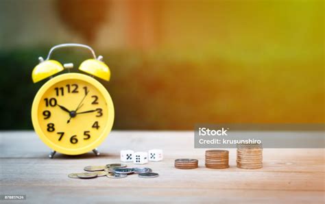 동전 스택 알람 시계와 나무 테이블에 주사위 비즈니스 및 복사 공간 금융 개념에 대 한 배경 표면 가능성에 대한 스톡 사진 및 기타 이미지 Istock