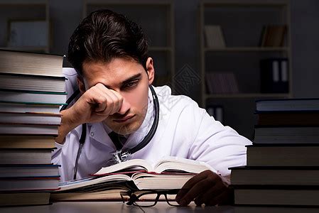 医科学生为夜校大学高清图片下载 正版图片502555787 摄图网