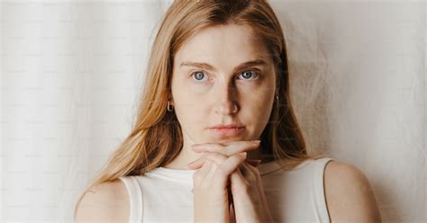 흰색 탱크탑을 입은 여성이 사진을 찍기 위해 포즈를 취하고 있습니다 사진 Unsplash의 빨간 머리 이미지